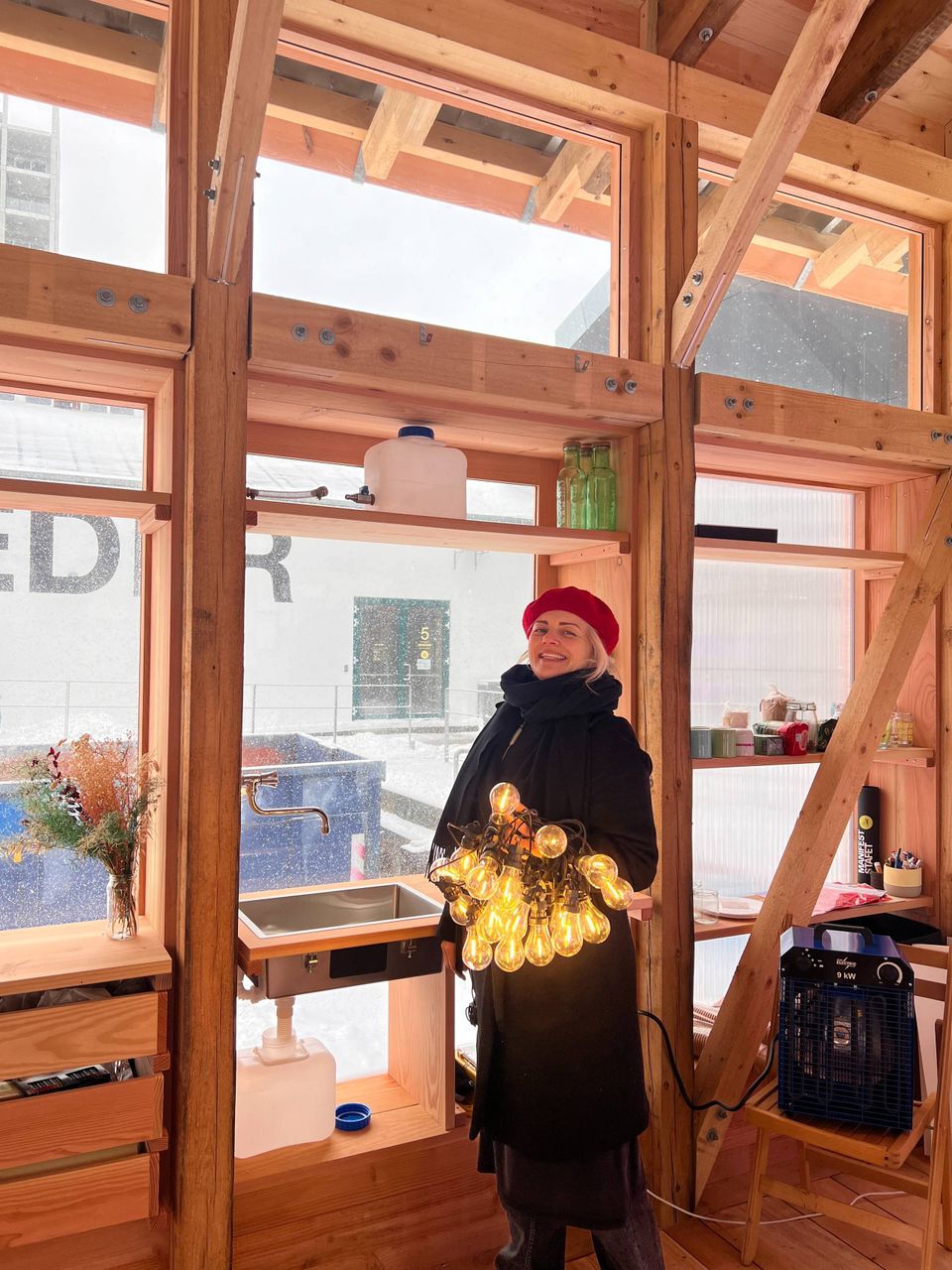 Poetisk Klubhus holder housewarming i vinterkulden. Det er af glas så ...