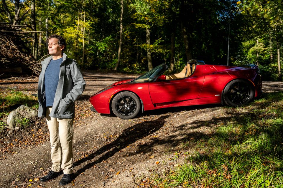 Teslas vilde første år. Han var med, da den første bil blev lanceret ...