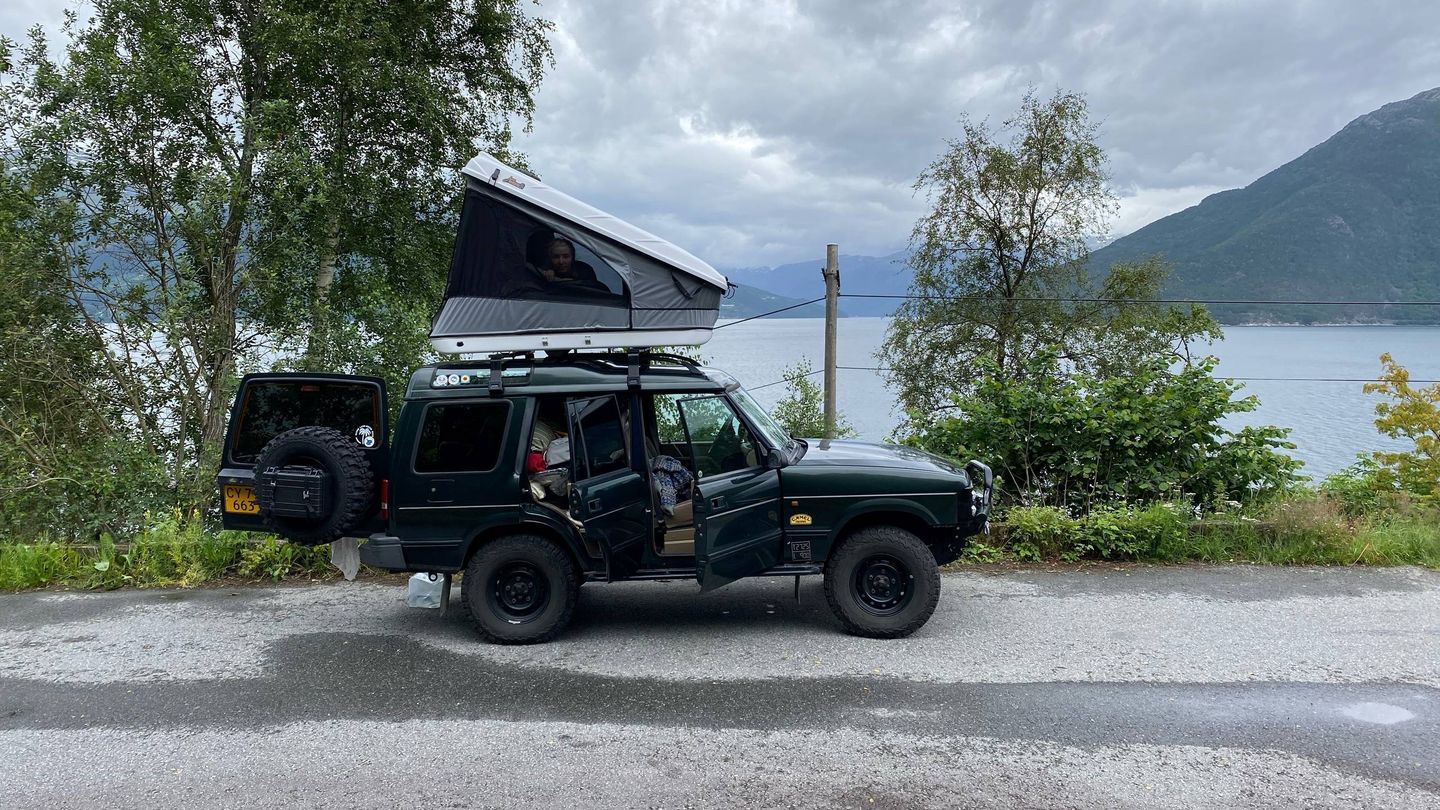 Et vildt sabbatår: De købte en gammel Land Rover, satte et telt på ...