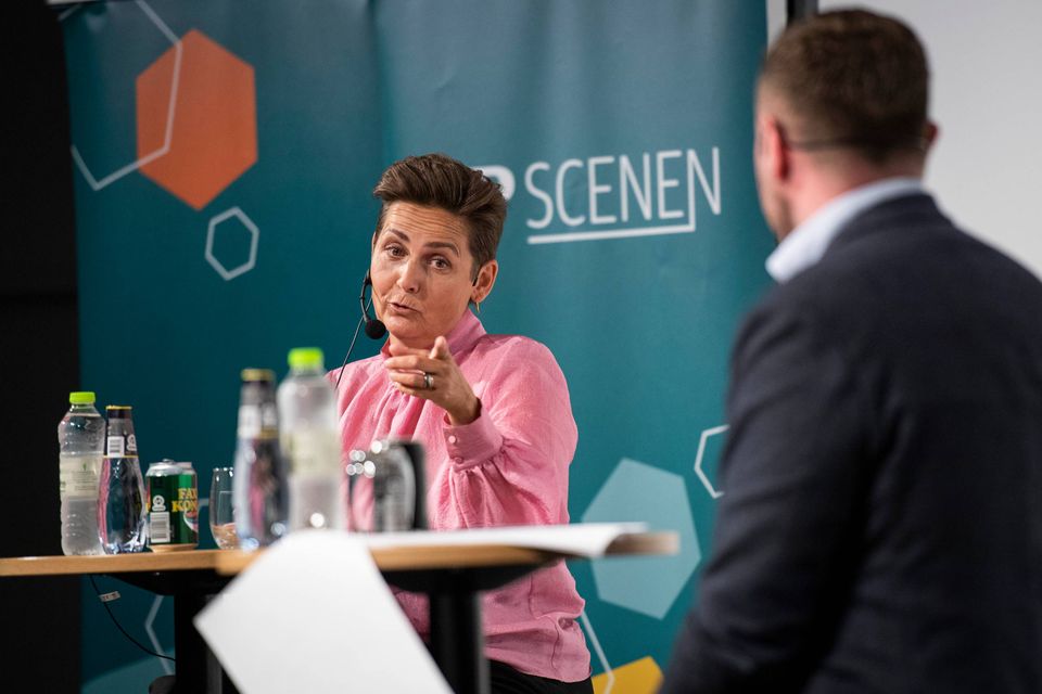 SF-formand flipper rundt og følger Mette Frederiksen i skandale-debat ...