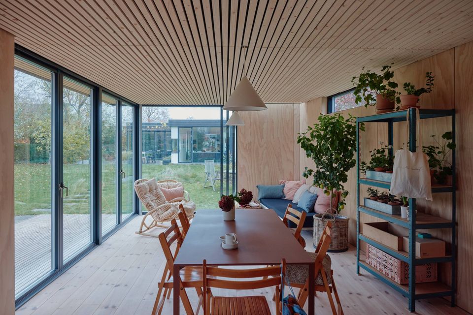 Bygget på kendt families grund: Aarhus-par kombinerer moderne ...