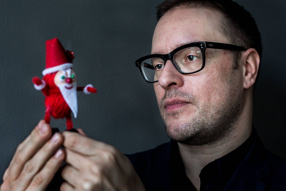 Shane Brox gør genbrug til en leg, når han klipper og klistrer ...