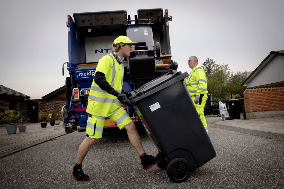 Skraldemand tilbageholdt af fem vrede borgere på villavej i 28 minutter – et minut for hvert ...