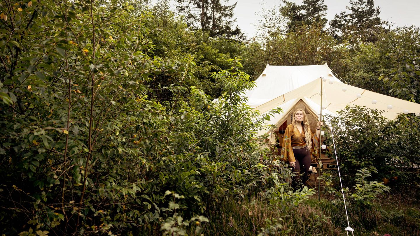 Mange måneder tjener hun intet. Det er fint nok, for hun bor i naturen ...