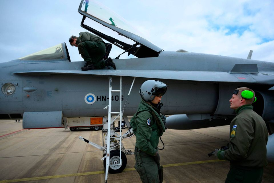 Pilot har skudt sig ud af styrtet jagerfly i Finland - Jyllands-Posten