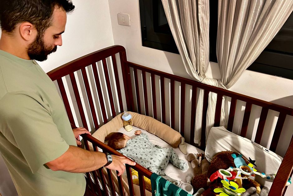 Mellem de livløse kroppe får Yaari Vigder øje på sin hund. Den er blevet skudt. Men hvor er hans ...