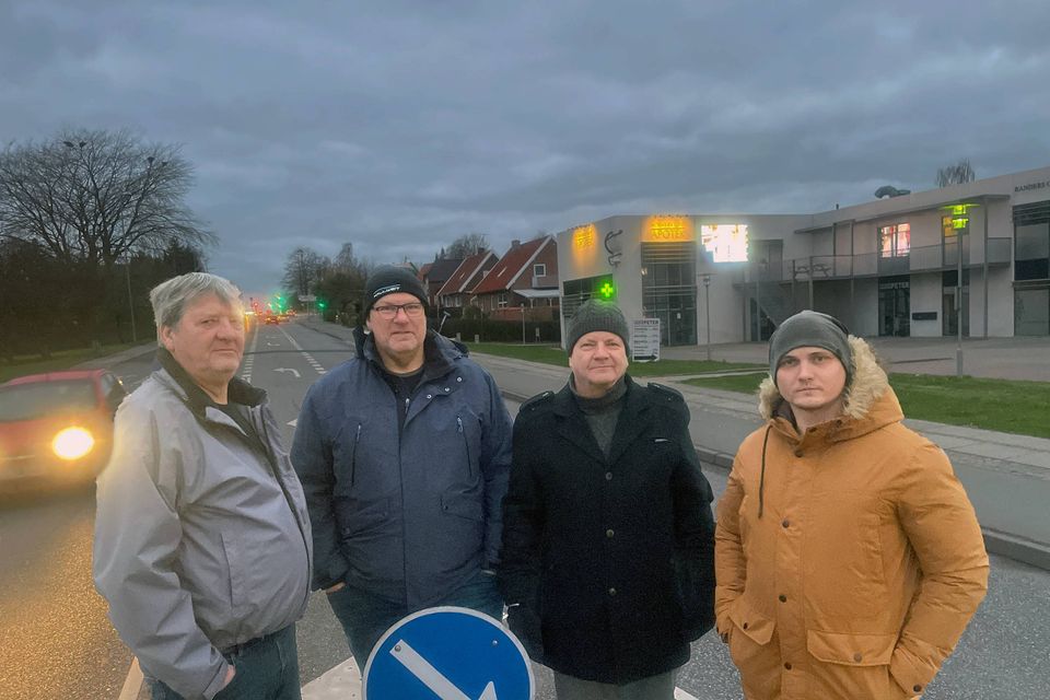 Ekstra spor æder af beboeres haver: Nu går folketingspolitikere ind i ...