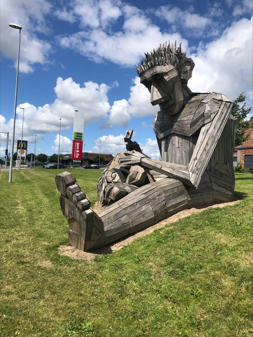 Vartegn revet ned i Aarhus-bydel: »Så mistede vi desværre Simon og ...