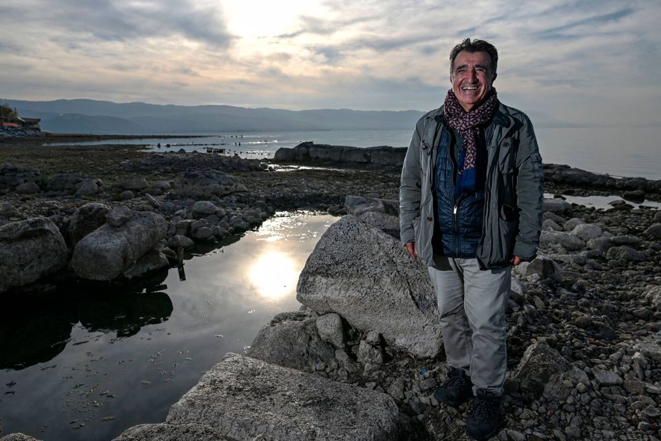 Kirke med hundredvis af grave dukker op af sø i Tyrkiet - Jyllands-Posten