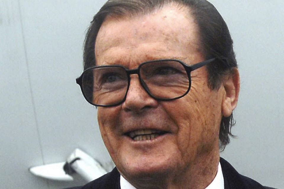 Roger Moore: Bond er for voldelig - Jyllands-Posten