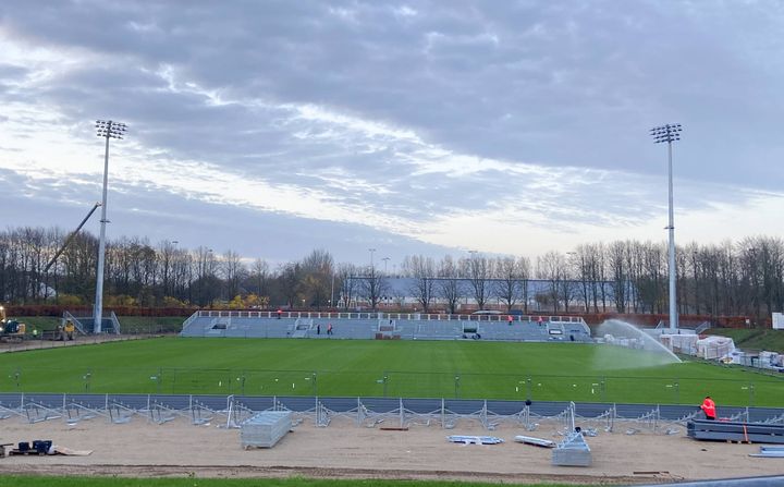 Se billederne: Rejser de første tribuner på nyt stadion - Jyllands-Posten