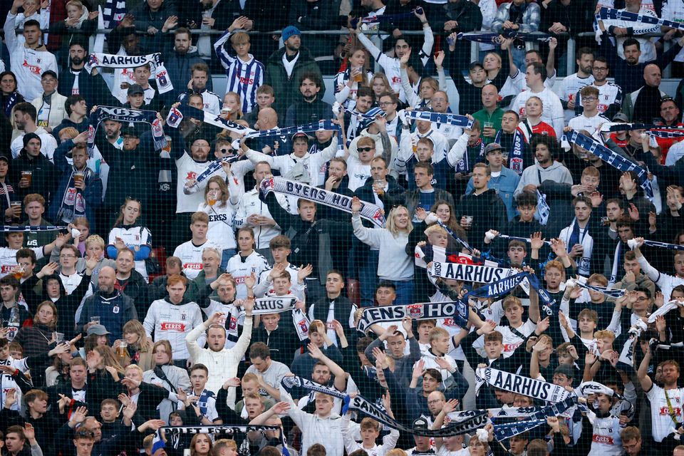 Tre tiltalt for røveri af trøje fra ung AaB-fan - Jyllands-Posten