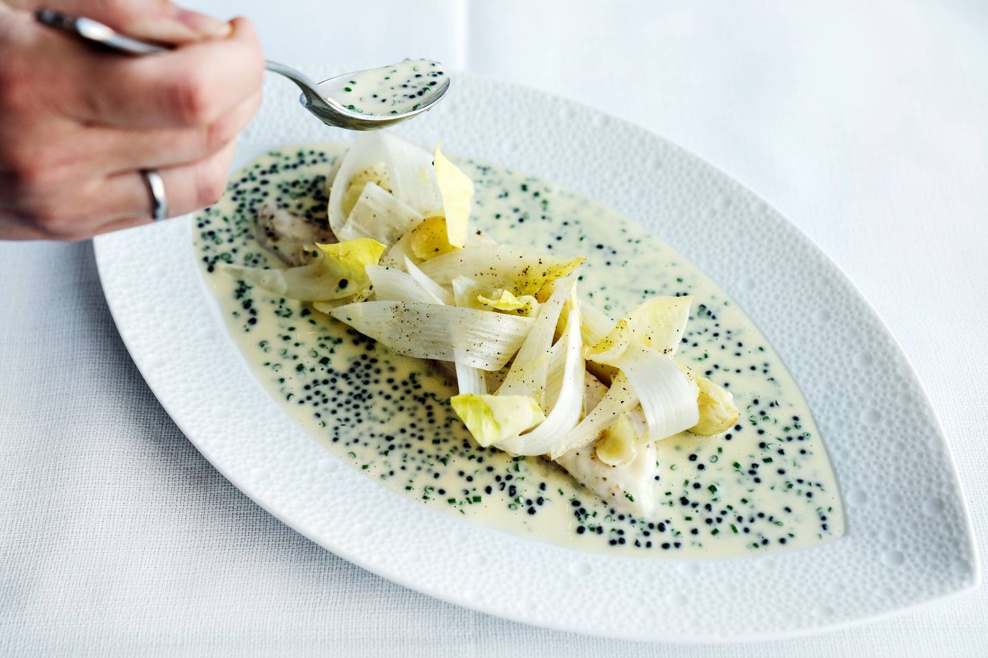 Madanmeldelse: Mesterkokken Jakob de Neergaard får flyvende start på ...