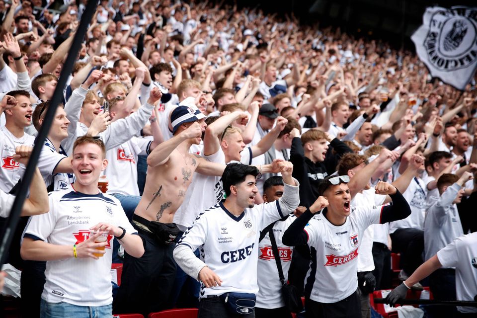 »Det hører ikke hjemme«: AGF-fans samler ind til bestjålne Randers-fans - Jyllands-Posten