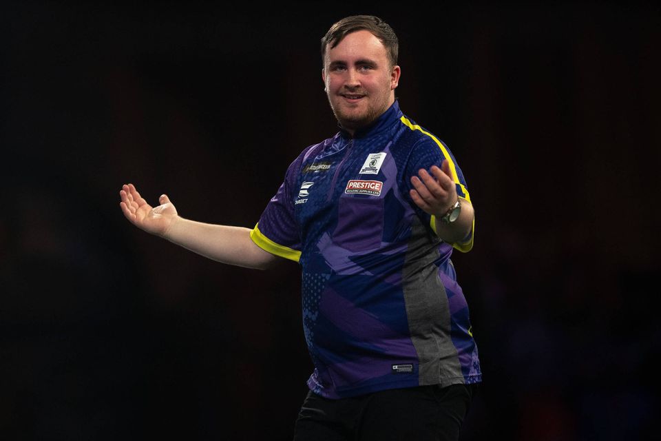 Den britiske sensation Luke Littler har fuldskæg, er tyk om maven og ...