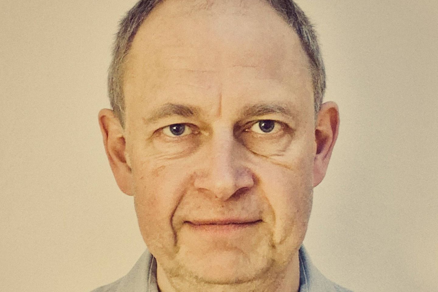 Mange er imod at indføre en ny krigsskat. Peter Frøslev betaler den ...