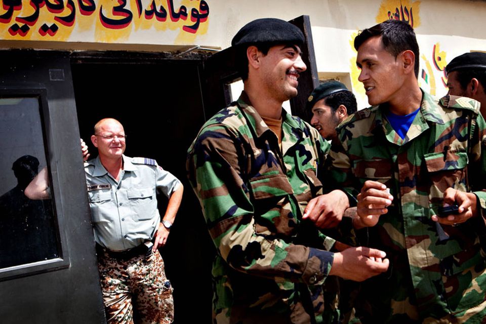 Afghanske hærchefer lovpriser Danmark - Jyllands-Posten