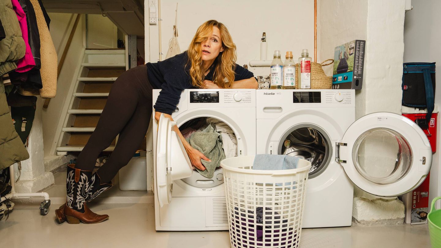 Der findes to versioner af Signe Molde. Den ene afbryder Lars Løkke og ...