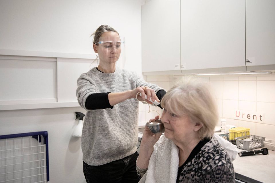 Lægepraksis med vokseværk. En jordemoder kan også behandle dårlige ører ...