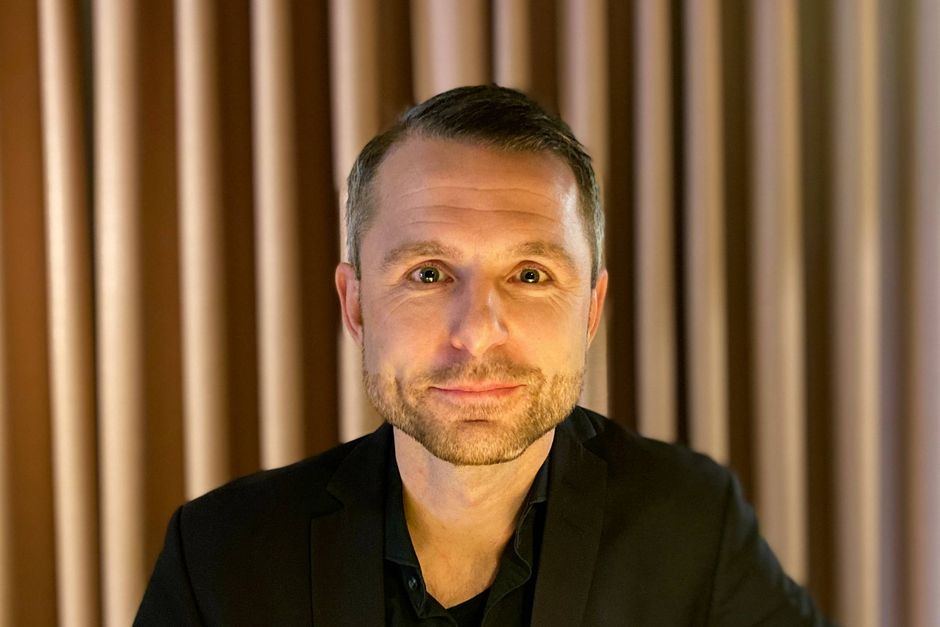 I går kylede han kollega ud af partiet - i dag er han »superærgerlig ...