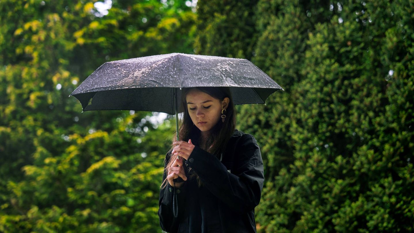 »Hej far. Det er mærkeligt uden dig«. Ella ved mere om døden end de fleste voksne - Jyllands-Posten