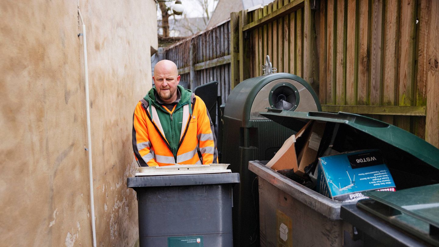Dennis Drejer har arbejdet som skraldemand i 16 år. Og bureaukratiet er ...