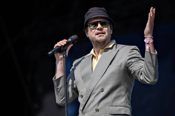 Langt fra 8-6-6-0: Her hører publikum efter, og her tør de græde til hans sange - Jyllands-Posten