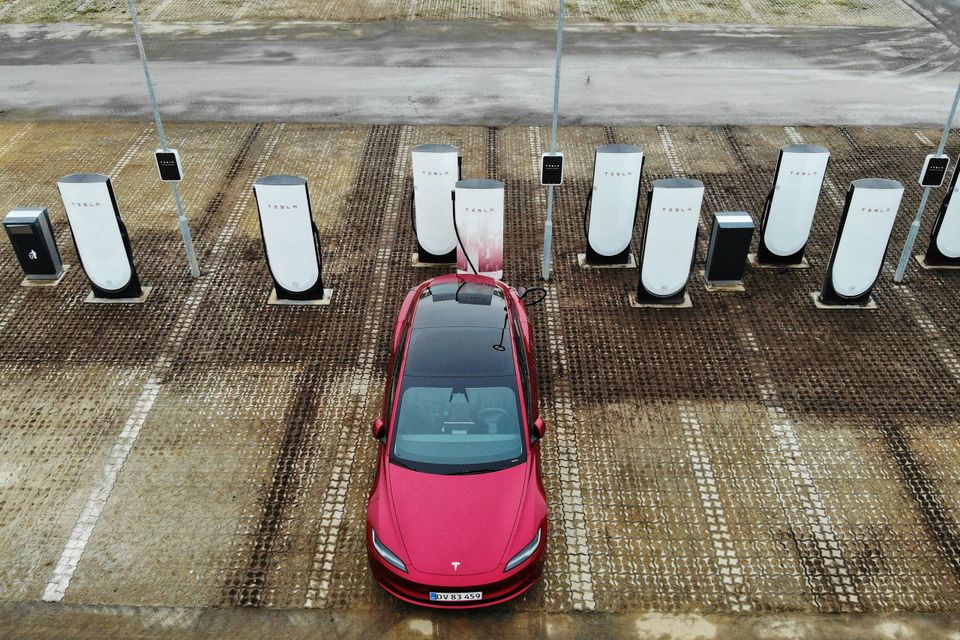 Nu åbner Tesla alle sine Superchargers for alle bilmærker - Jyllands-Posten