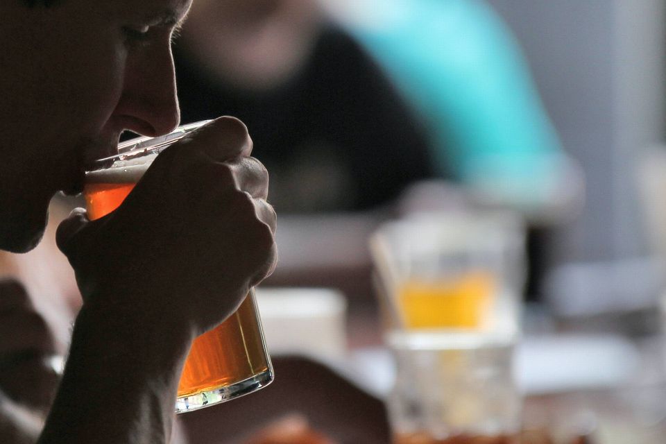 Kollegerne grinte af direktørens røde øjne. Nu kæmper han for at ...