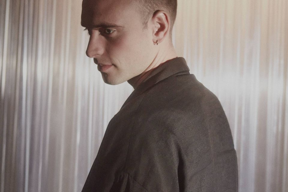 Han kunne ikke få glasset til at gøre, som han ville, så han gav sig til at ødelægge det: »Det ...