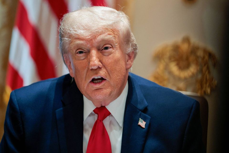 Trump praler og jubler, mens han banker selvmålene ind i nettet. Det ...
