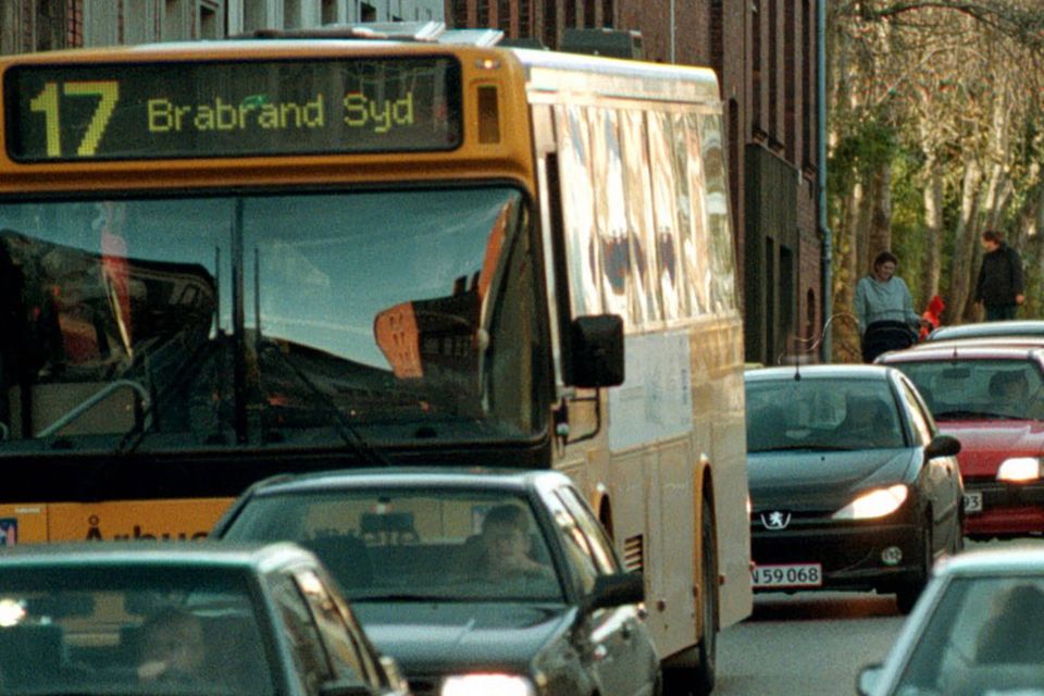 Blå busser i midtbyen forsinker de gule - Jyllands-Posten
