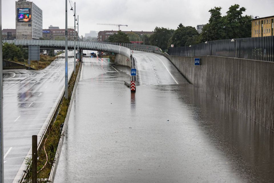 En meter vand i tunnel: Oversvømmelser spærrer motorvej og giver massiv ...