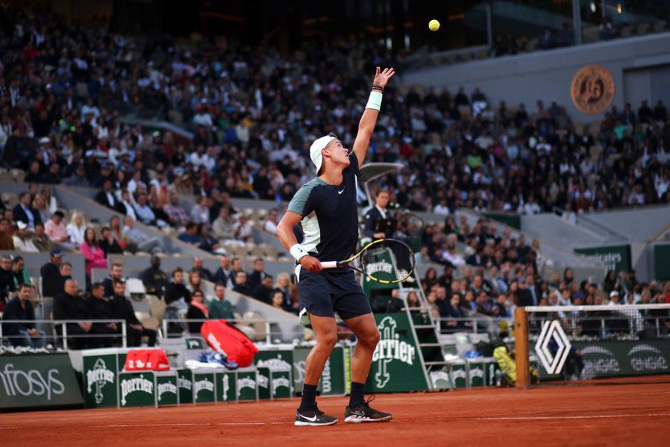 Holger Rune skal duellere med Tsitsipas på den største arena - Jyllands-Posten