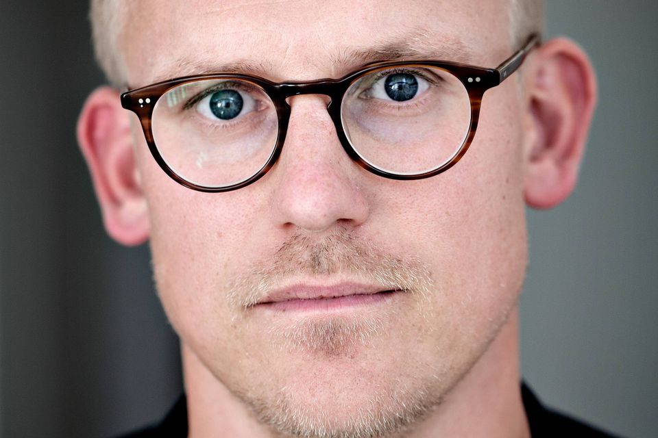 Kan man lave sjov med 13 måneder som gidsel hos IS? Daniel Rye vil ...