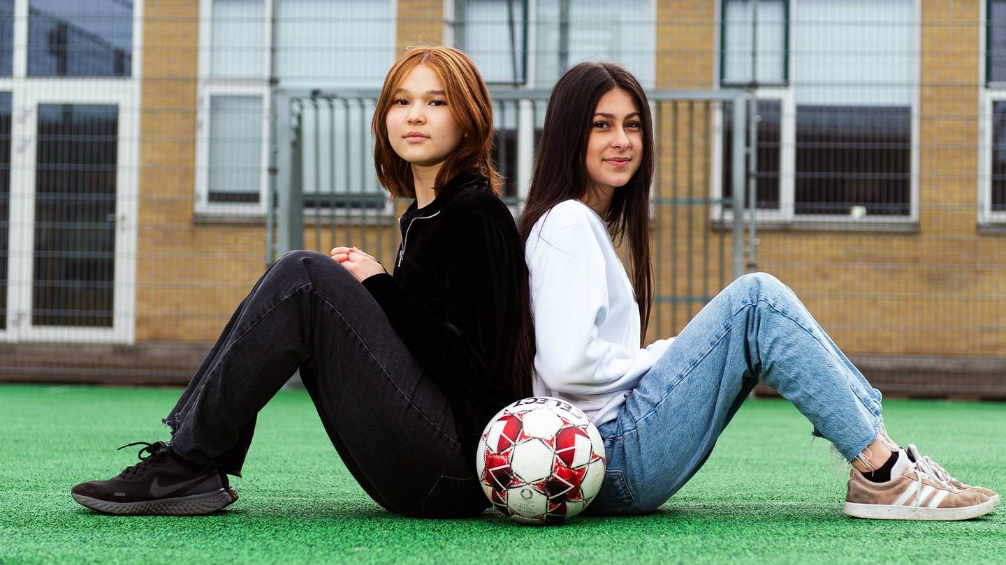 Zohra Amiri og Elena Salehi faster og spiller fodbold flere gange om ...