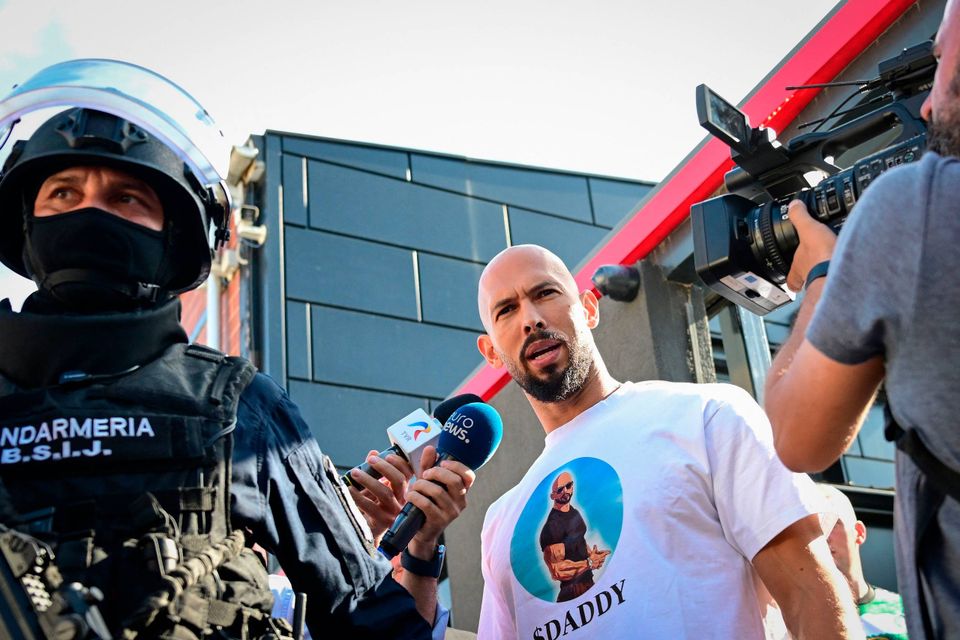 Rumænsk domstol sætter Andrew Tate i husarrest - Jyllands-Posten