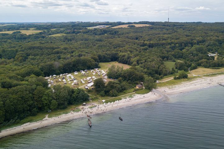 Her kan man følge stierne i skoven til Offerlunden hvor vikingerne ...