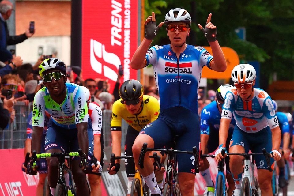 Tim Merlier kastede cyklen frem og tog sejr på Giro-etape - Jyllands-Posten