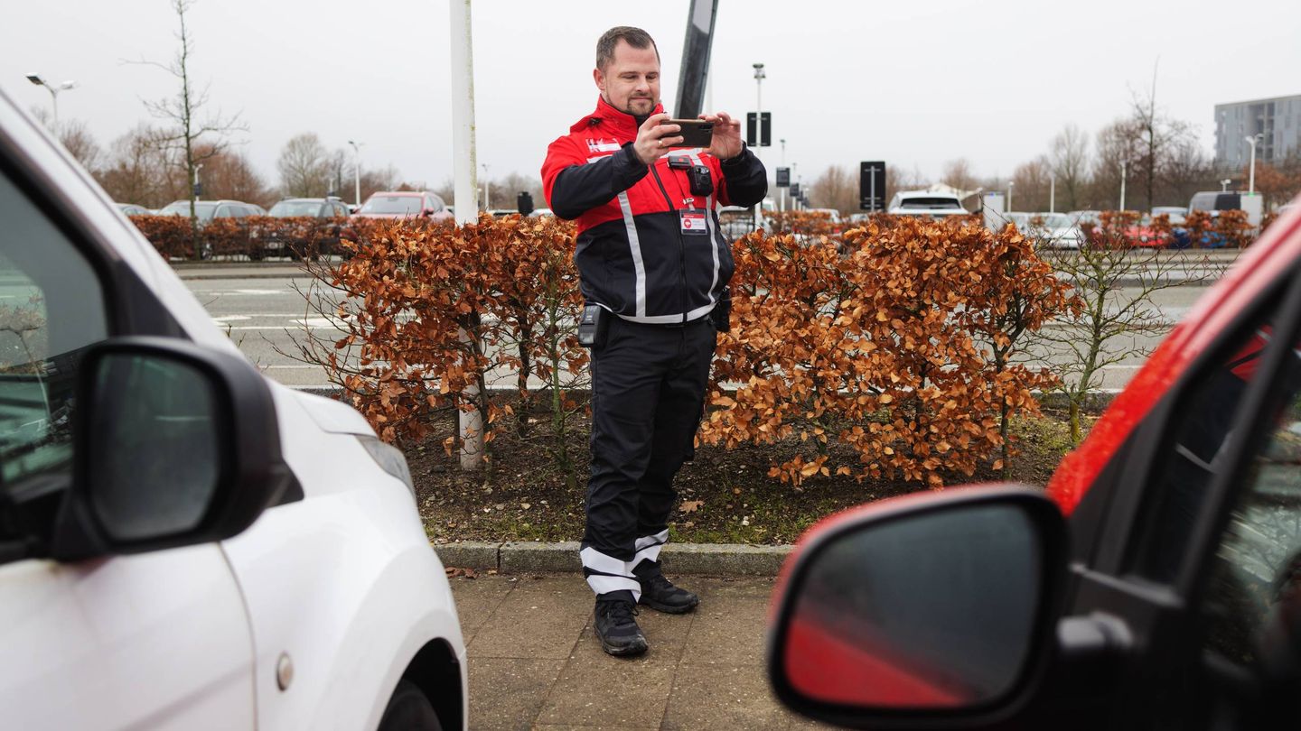 Han kender vores undskyldninger og ignorerer vores pinlige opførsel ...